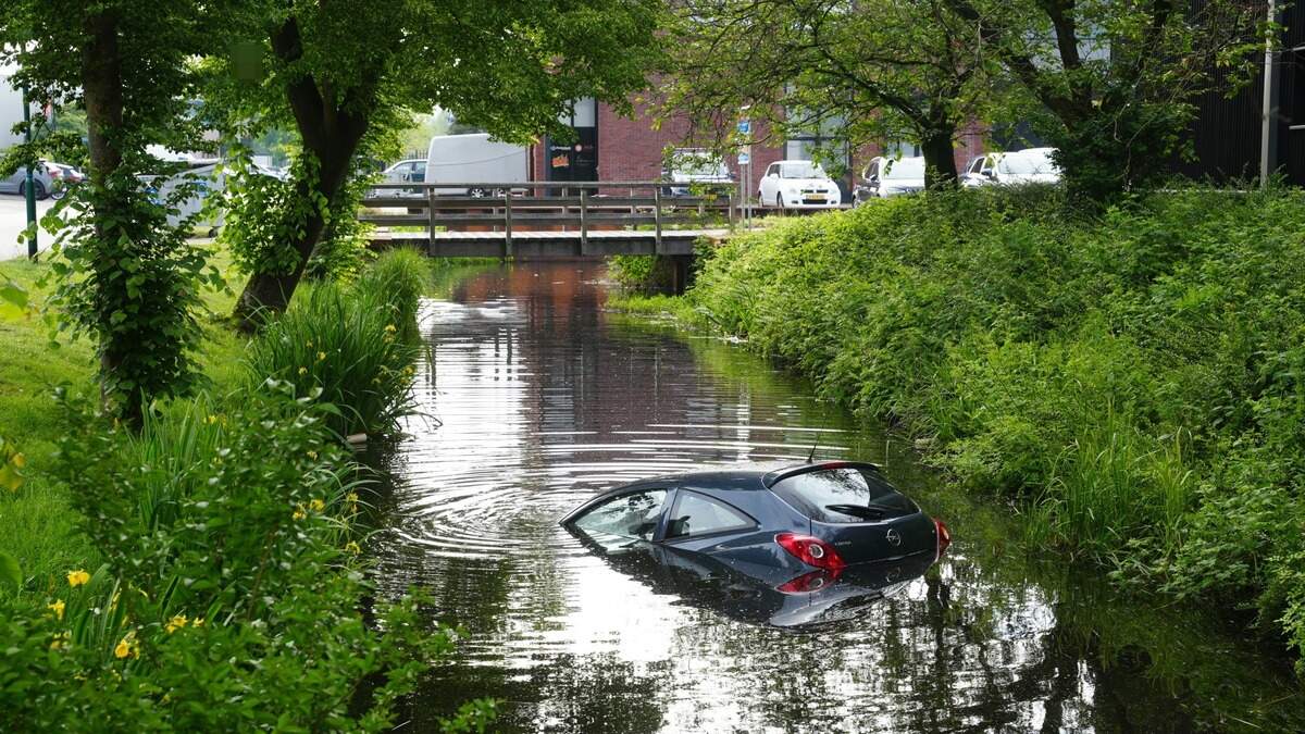 Auto belandt in sloot Bunschoten | De Gooi- en Eemlander
