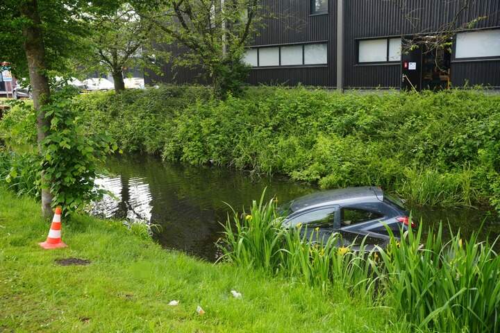 Auto belandt in sloot Bunschoten | De Gooi- en Eemlander