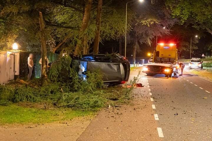 Auto botst tegen boom in Laren, bestuurder raakt gewond | Noordhollands ...