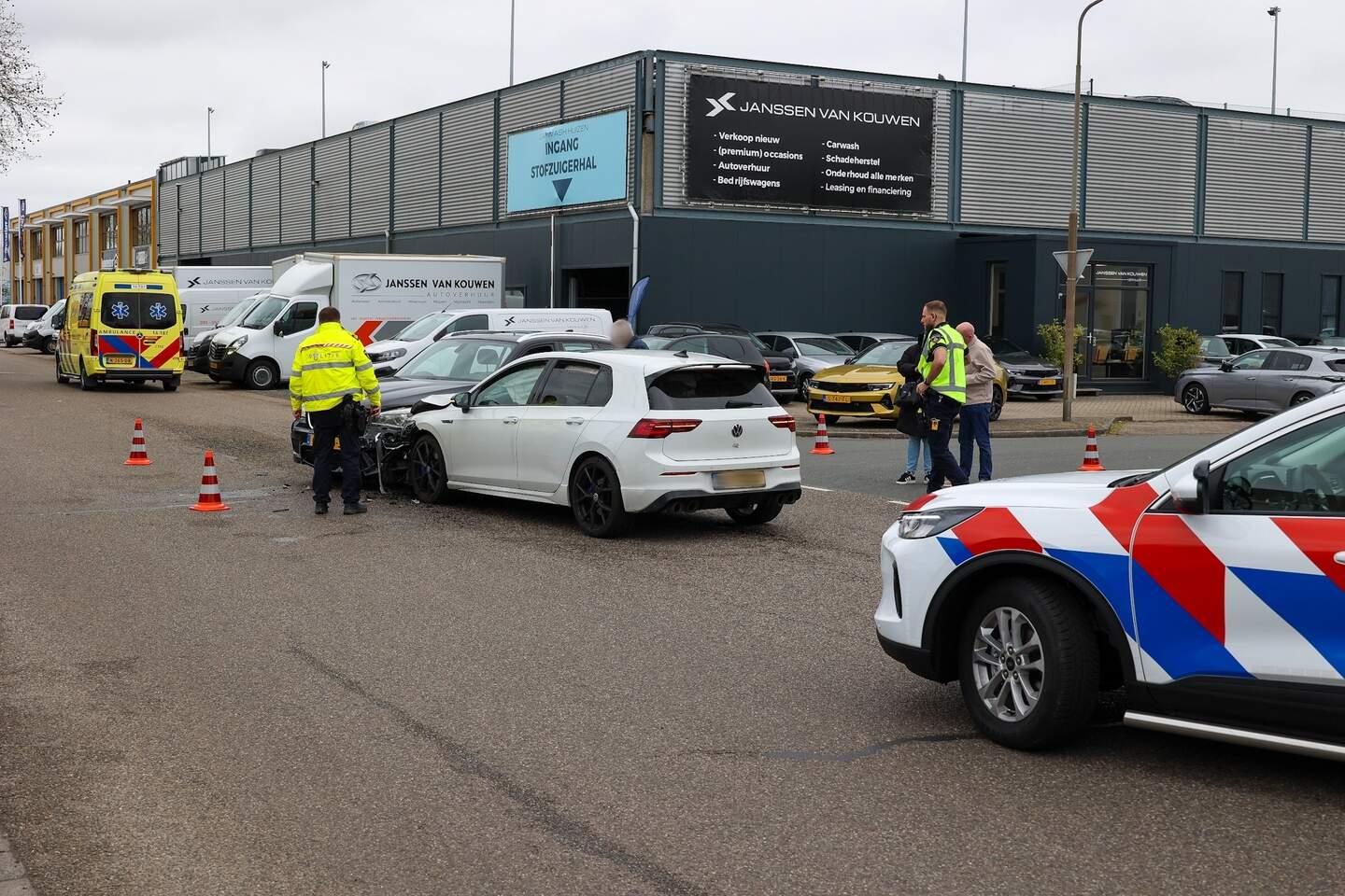 Bestuurder gewond bij botsing met flinke schade in Huizen | De Gooi- en ...