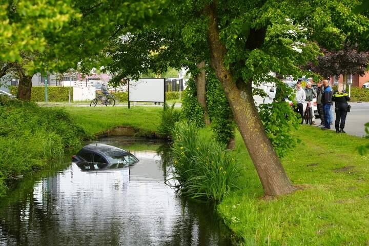 Auto belandt in sloot Bunschoten | De Gooi- en Eemlander