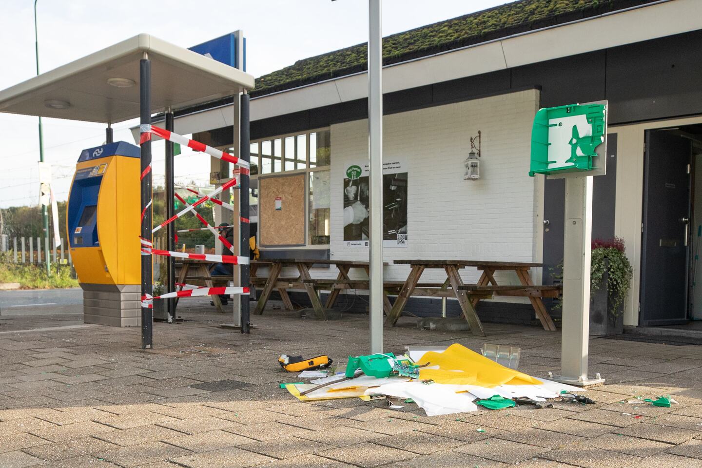 Verwarde man sloopt met metalen buis en AED-apparaat Rubens lunchroom ...
