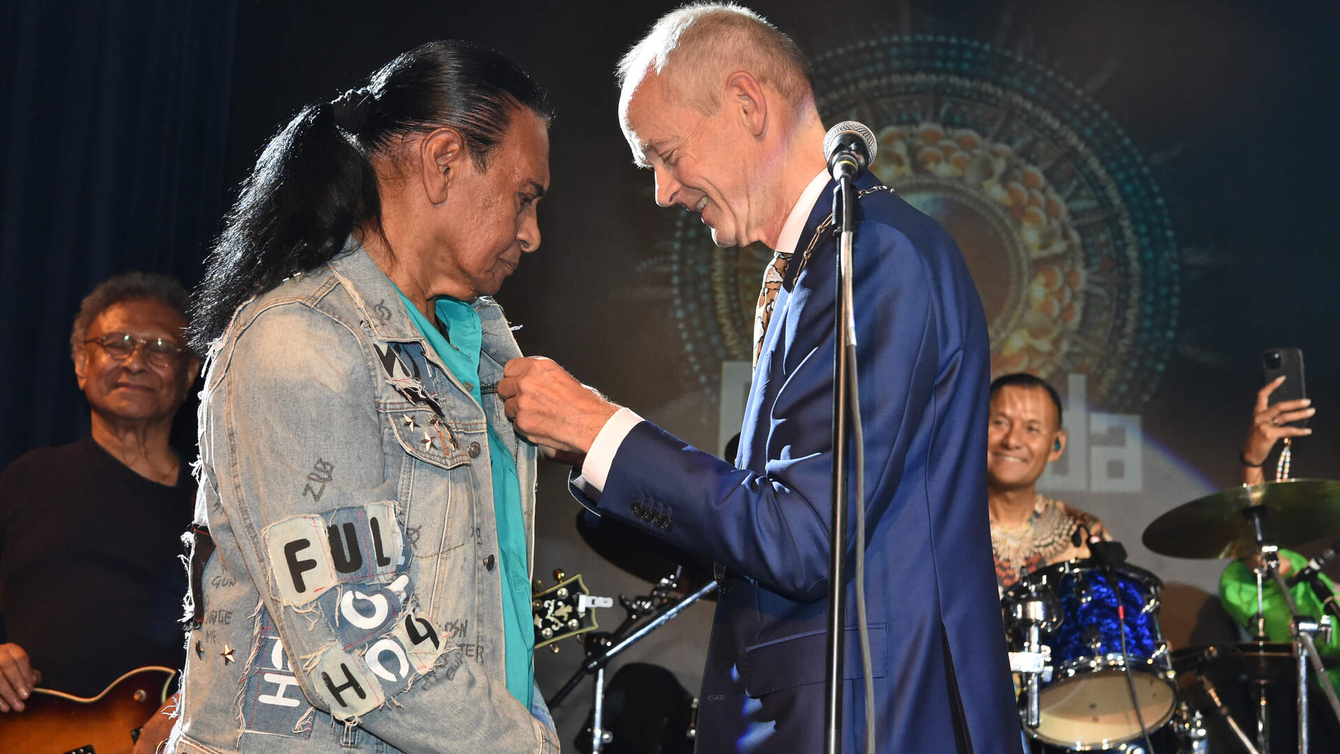 Koninklijke onderscheiding voor Massada-zanger Johnny Manuhutu: een ...