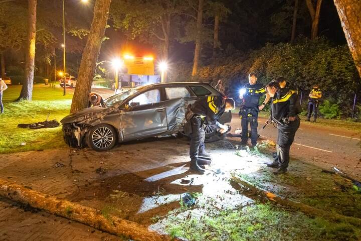 Auto botst tegen boom in Laren, bestuurder raakt gewond | Noordhollands ...
