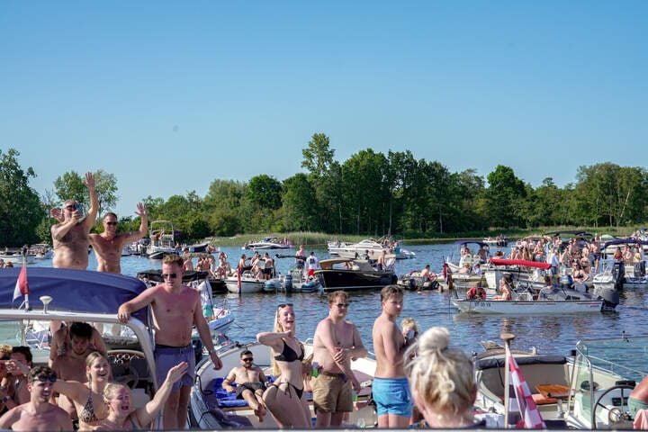 Zanger Wesly Bronkhorst geeft ’positiviteitsconcert’ op een boot ...