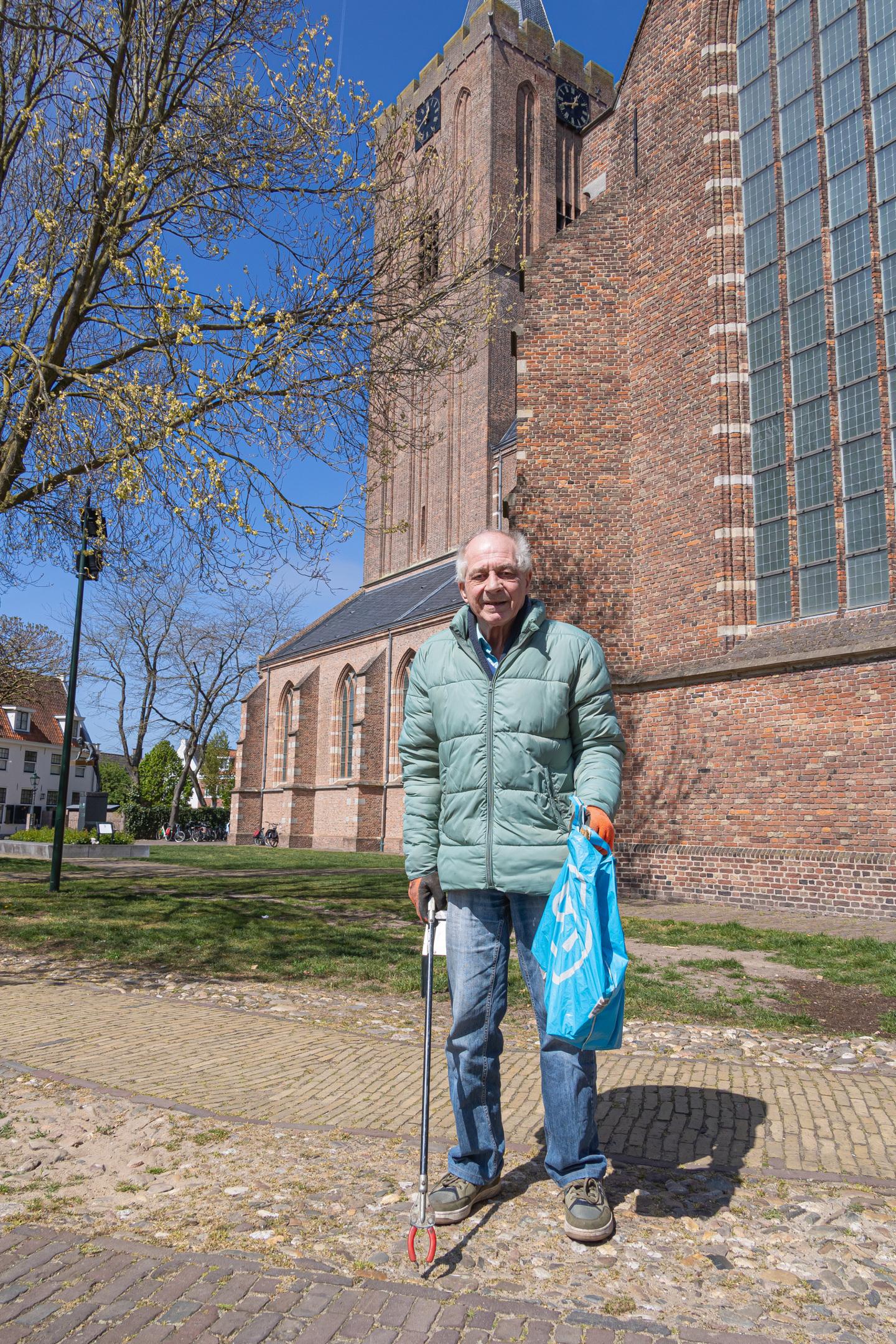 Met een grijper gaat Gerard Elzinga elke dag het afval te lijf in ...