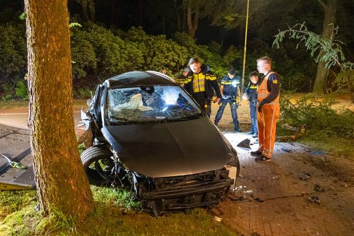 Auto botst tegen boom in Laren, bestuurder raakt gewond | Noordhollands ...