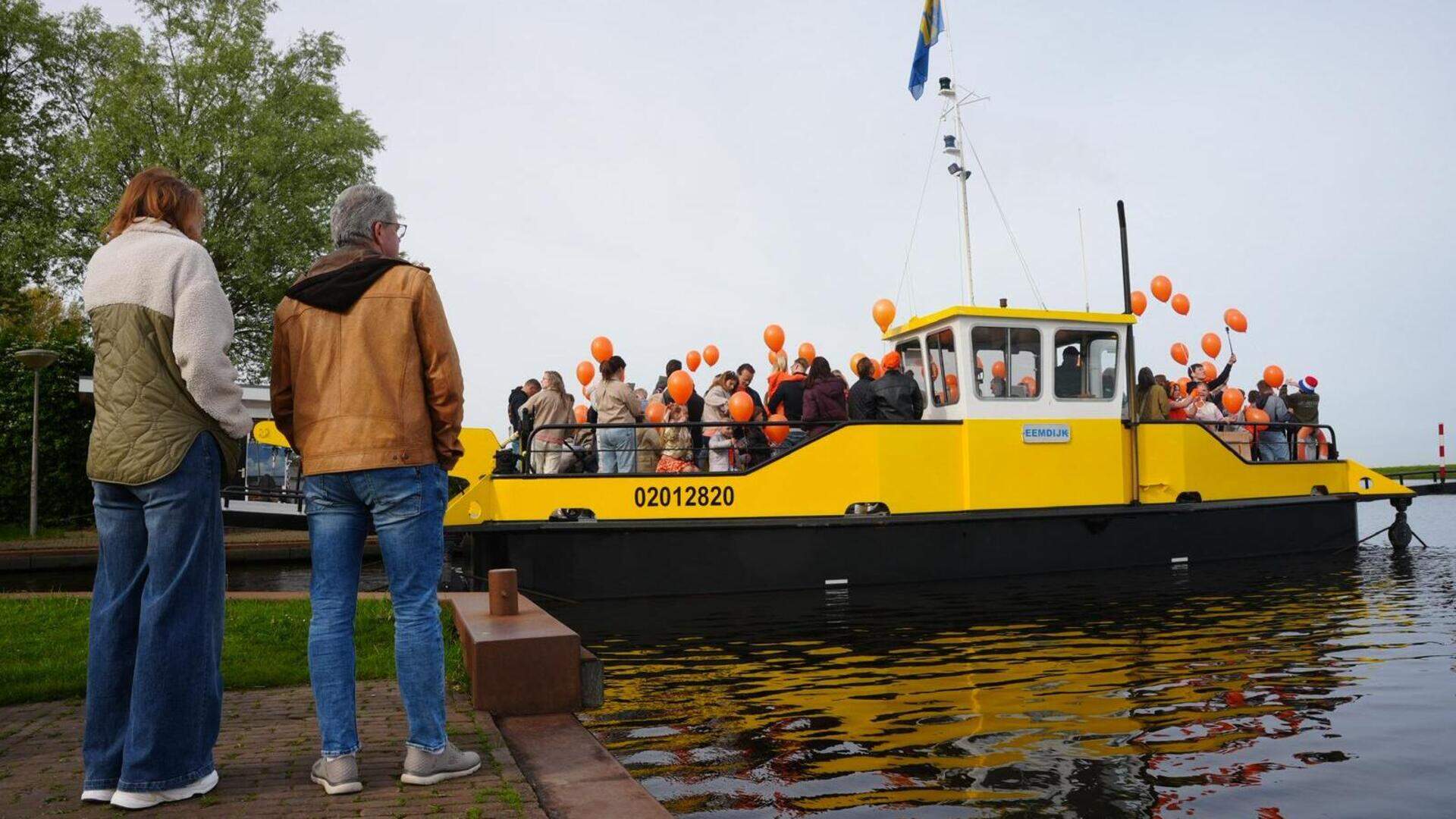 Oranje ballonnen bij het beroemde pontje van Eemdijk | Noordhollands ...