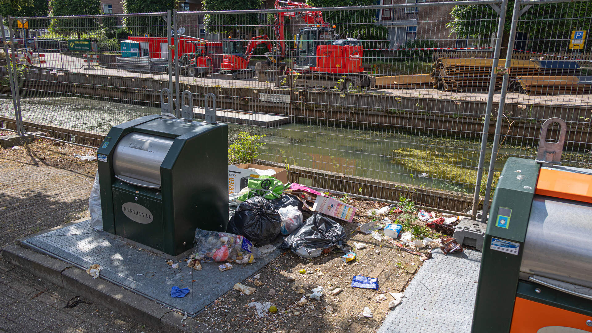 Stank en afval bij ondergrondse containers Huizen: wat doet de gemeente ...