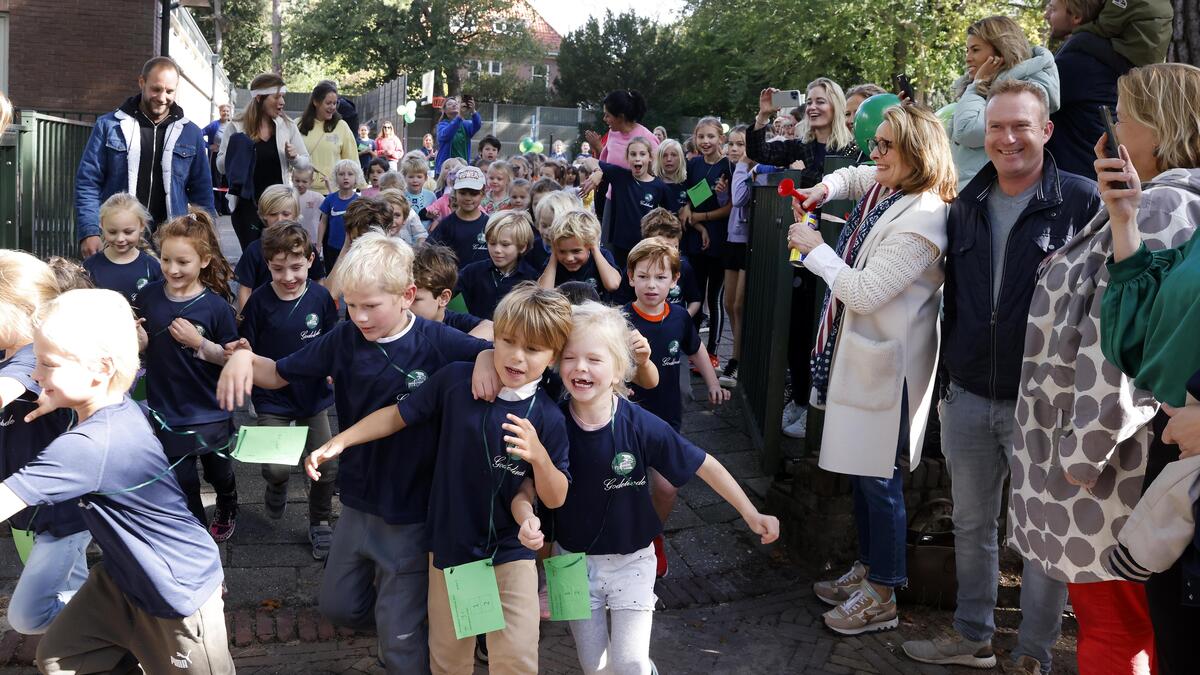 Leerlingen van de Godelindeschool doen Hilversum acht bomen cadeau ...