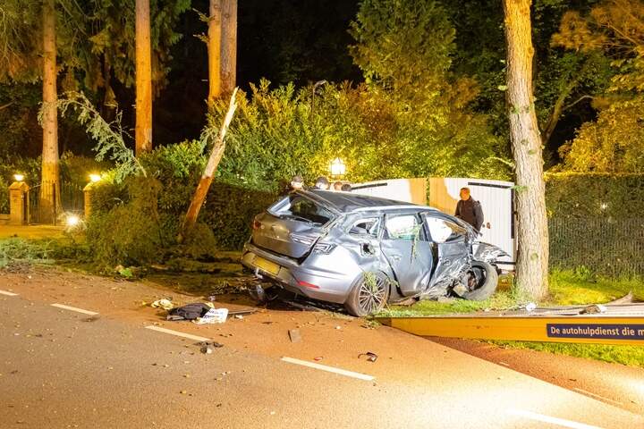 Auto botst tegen boom in Laren, bestuurder raakt gewond | Noordhollands ...