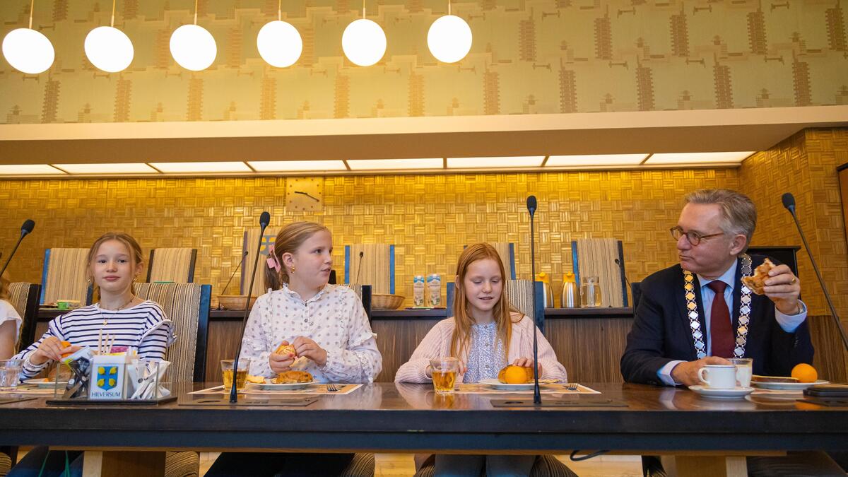 Hilversumse burgemeester trakteert de klas van de kinderburgemeester op ...