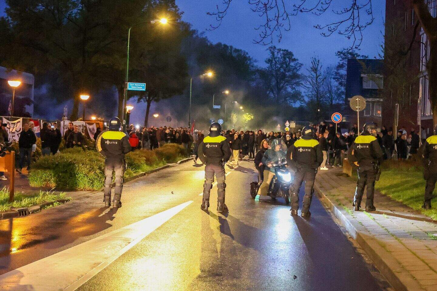 Protest tegen azc in Loosdrecht: onrust over noodopvang | De Telegraaf