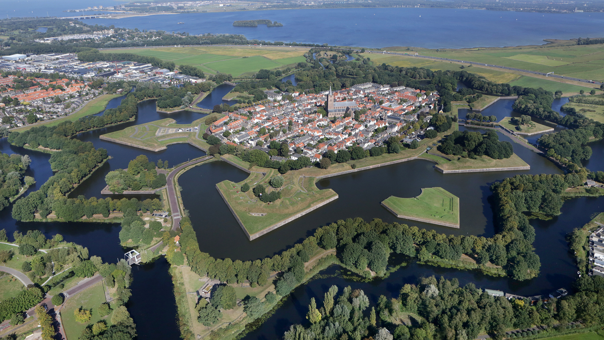 Parkeergarage onder vestinggracht in Naarden duur en weinig zinvol ...