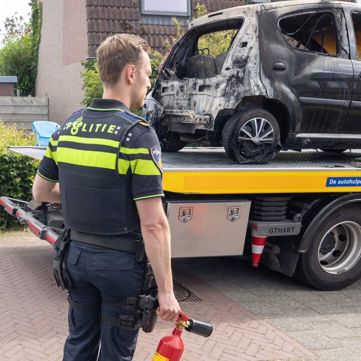 Auto vat vlam aan het Pijpenstrootje in Eemnes, vijfde autobrand sinds ...