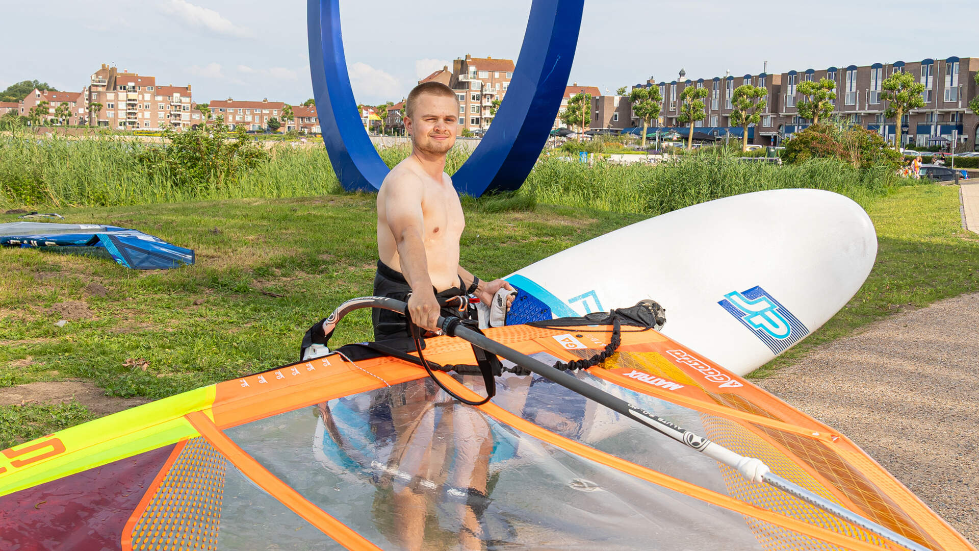 Bram Datema leert gijpen bij Surfclub Gooimeer. ’Makkelijk even ...