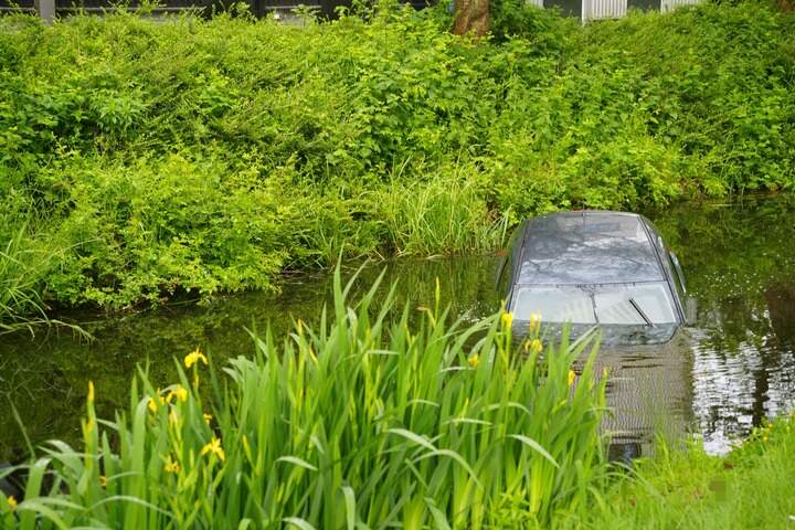 Auto belandt in sloot Bunschoten | De Gooi- en Eemlander