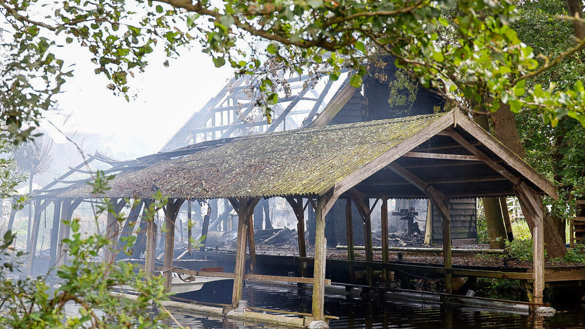 Schuur volledig verwoest door felle brand in Kortenhoef | De Gooi- en ...