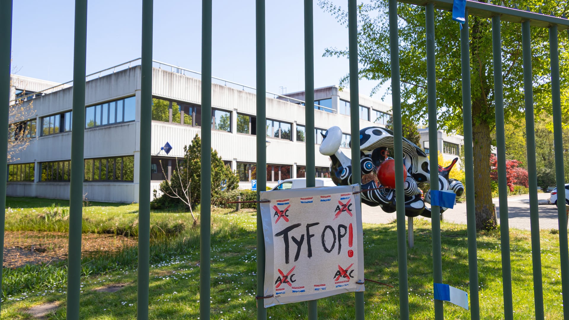 Asielzoekers Loosdrecht: eerste groep aangekomen in noodopvang ...