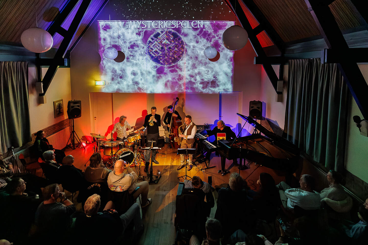 Kleinste kerkje Baarn elke maand omgetoverd tot theater voor verhalen ...