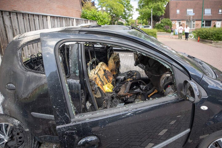 Auto vat vlam aan het Pijpenstrootje in Eemnes, vijfde autobrand sinds ...