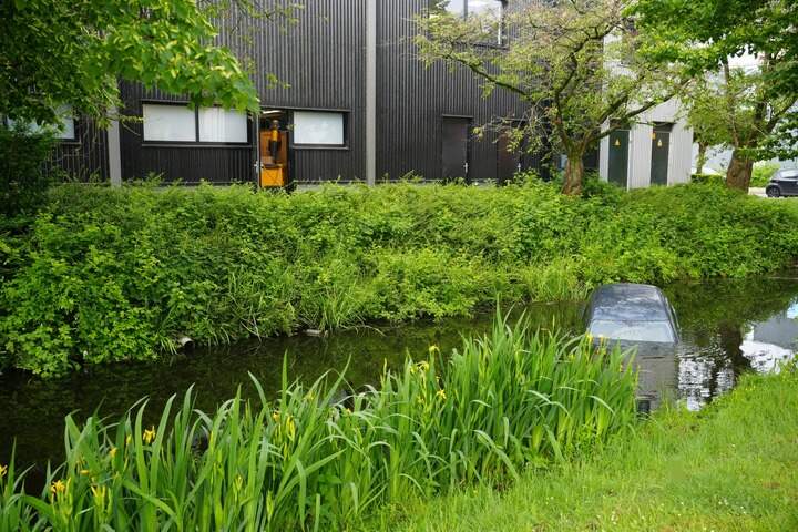 Auto belandt in sloot Bunschoten | De Gooi- en Eemlander